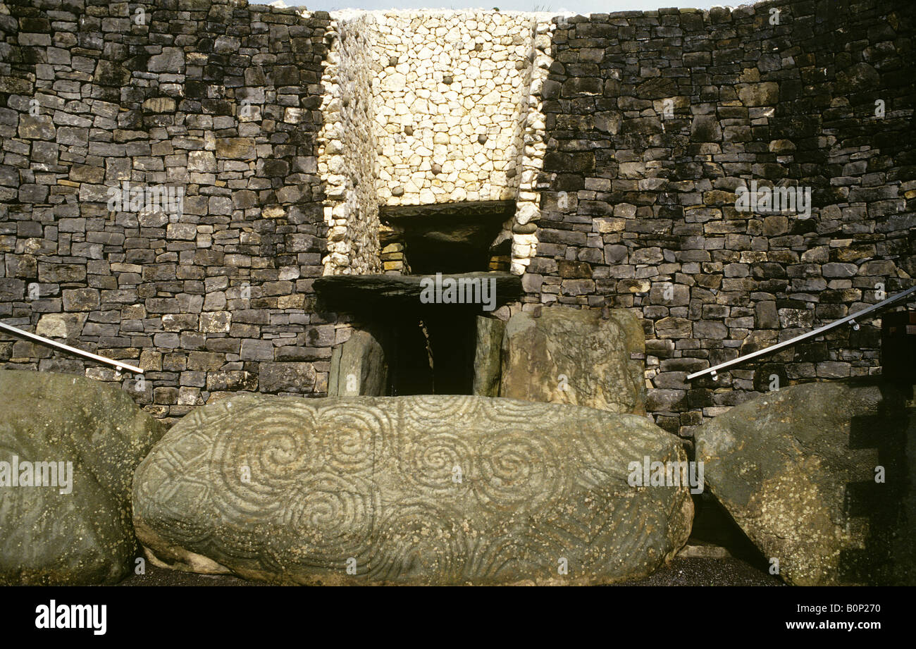 Newgrange passage tomb hi-res stock photography and images - Alamy