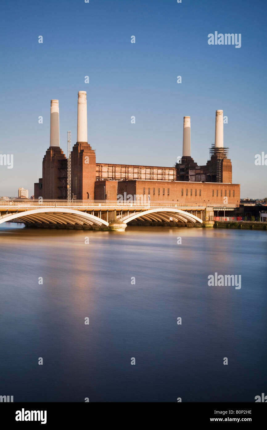 Battersea Power Station with Grosvenor Bridge, London, England Stock ...