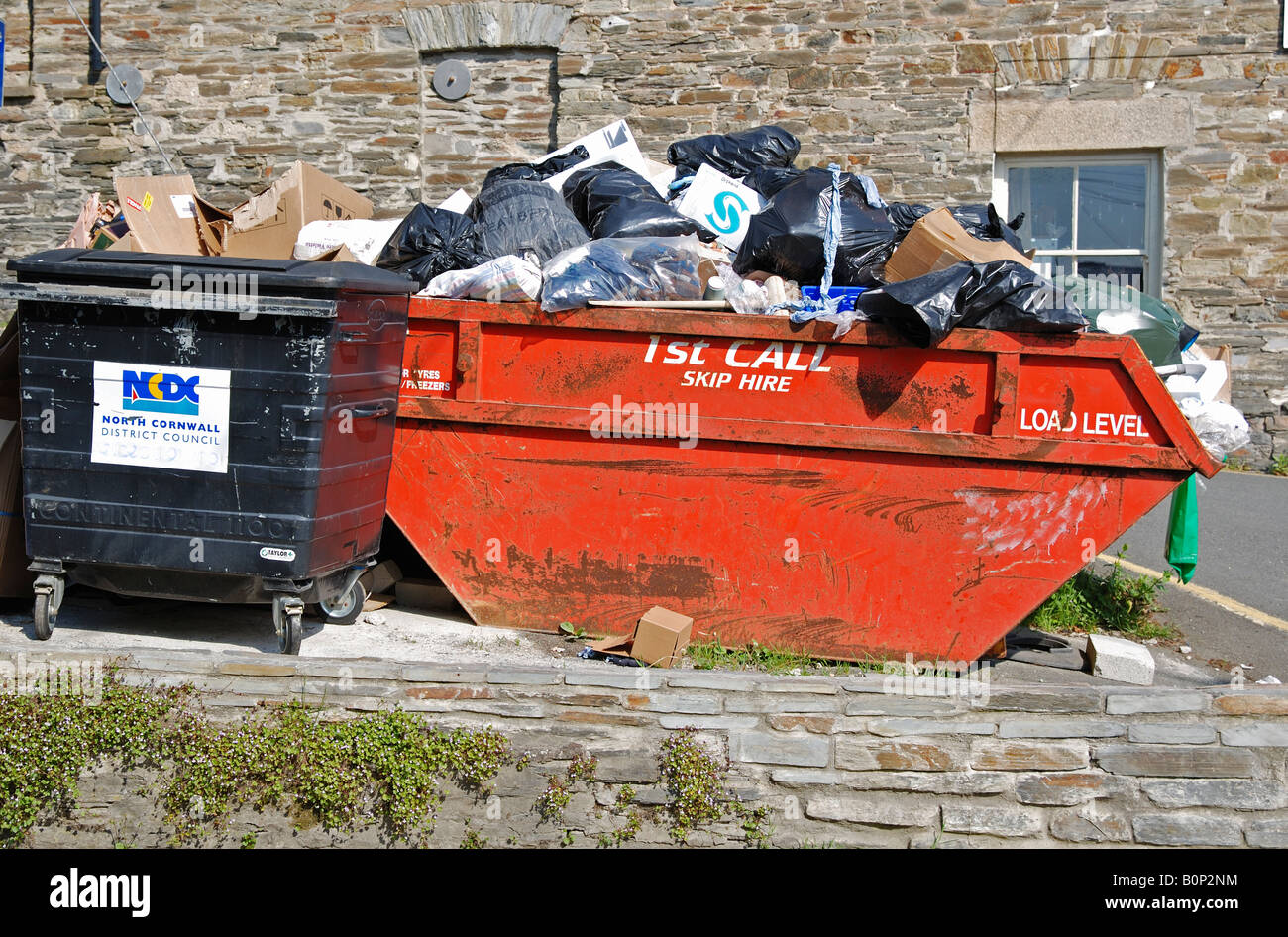 a builders skip full of rubbish Stock Photo - Alamy
