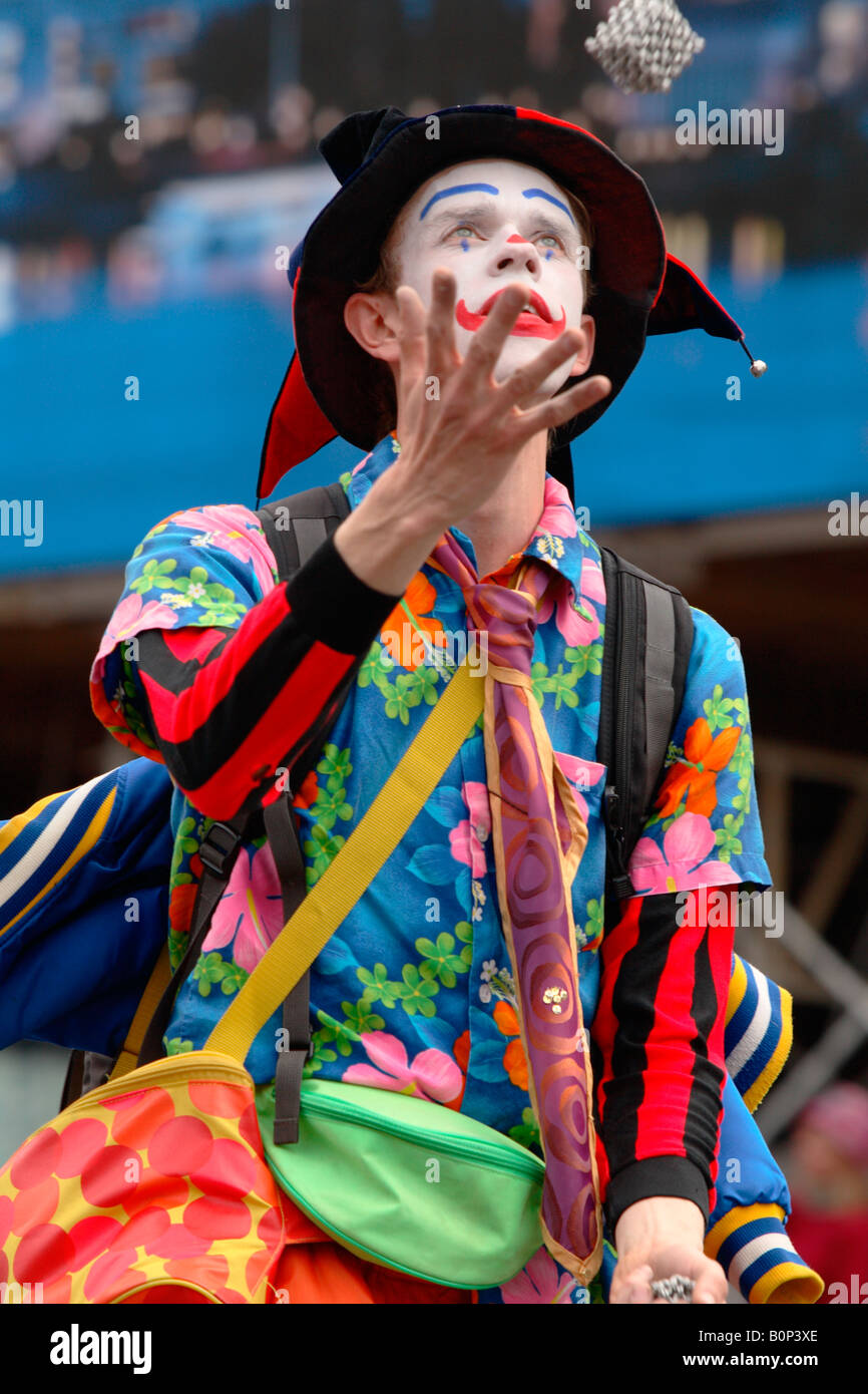 Clown juggling hi-res stock photography and images - Alamy