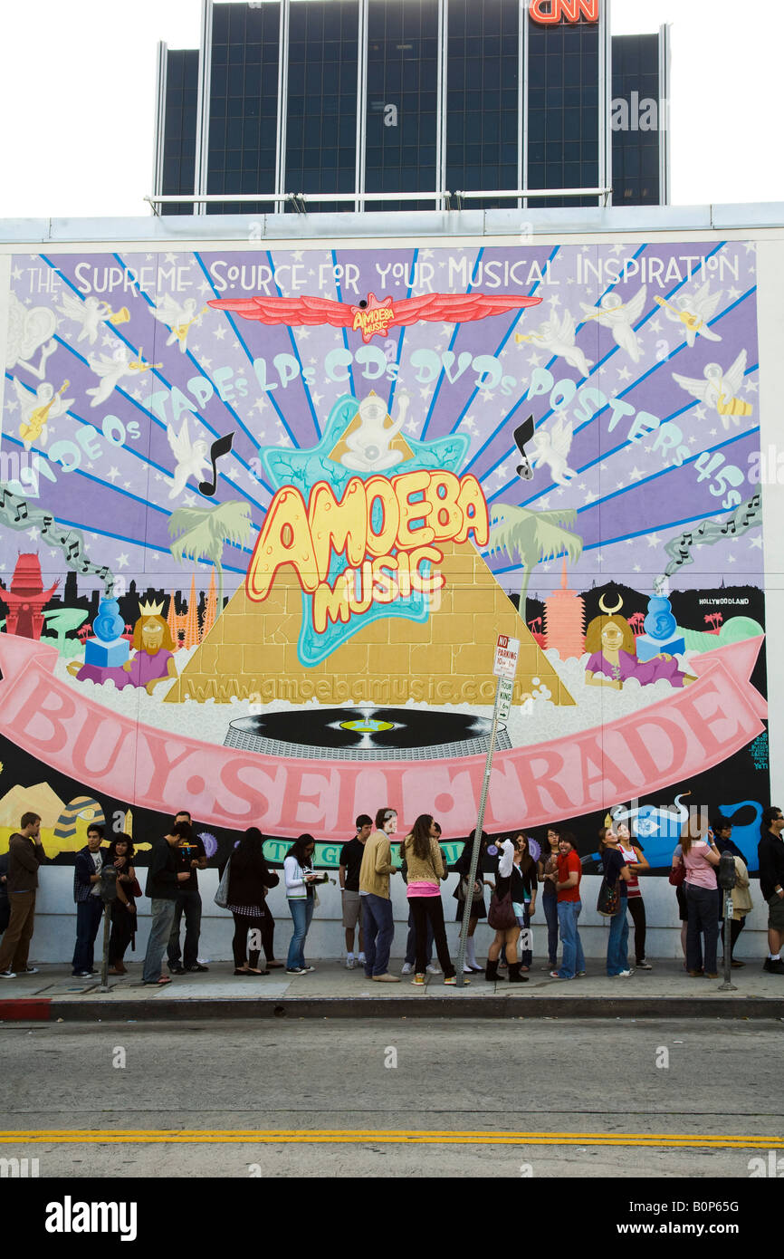 Crowds wait in line for Flight of the Conchords concert at Amoeba ...