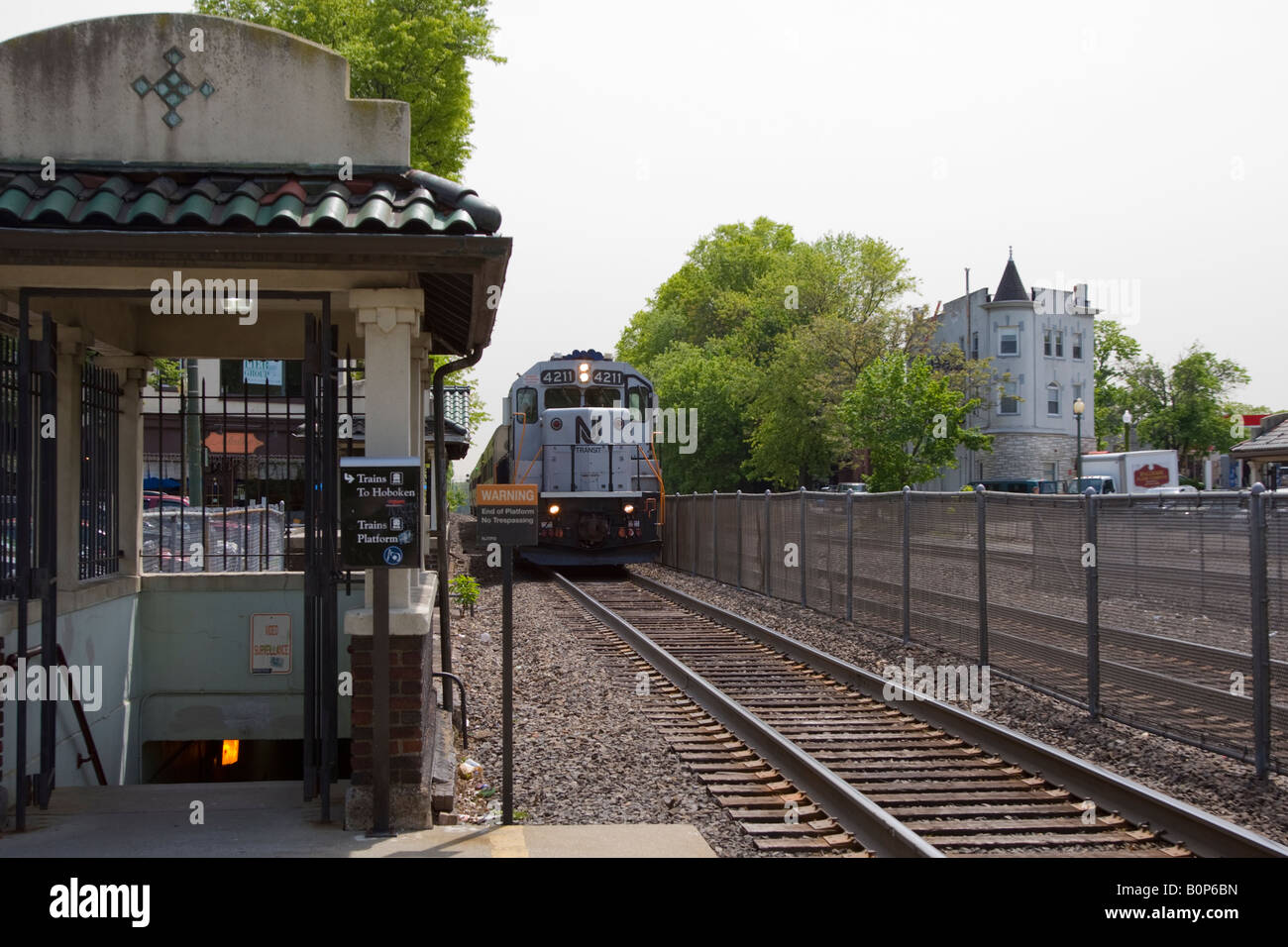 Train coming station hi-res stock photography and images - Alamy