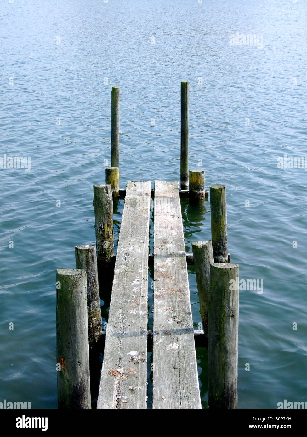 Pontoon or mooring onto lake Stock Photo - Alamy