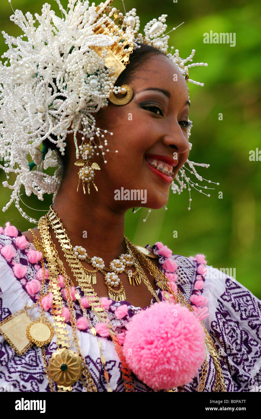 Folkloric dancer from Panama wearing a pollera costume Stock Photo - Alamy
