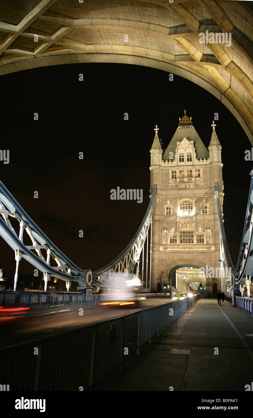 Night view approach london hi-res stock photography and images - Alamy