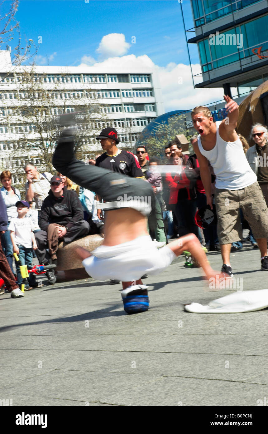 Crowd people watching street show hi-res stock photography and images ...