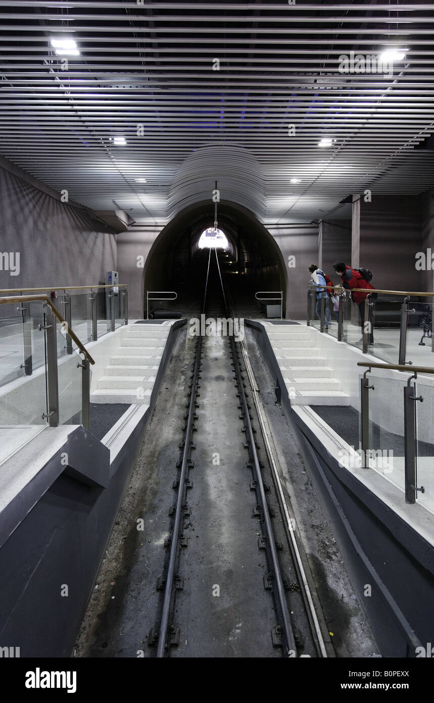 The upper terminus of the Wellington funicular cable car Stock Photo ...