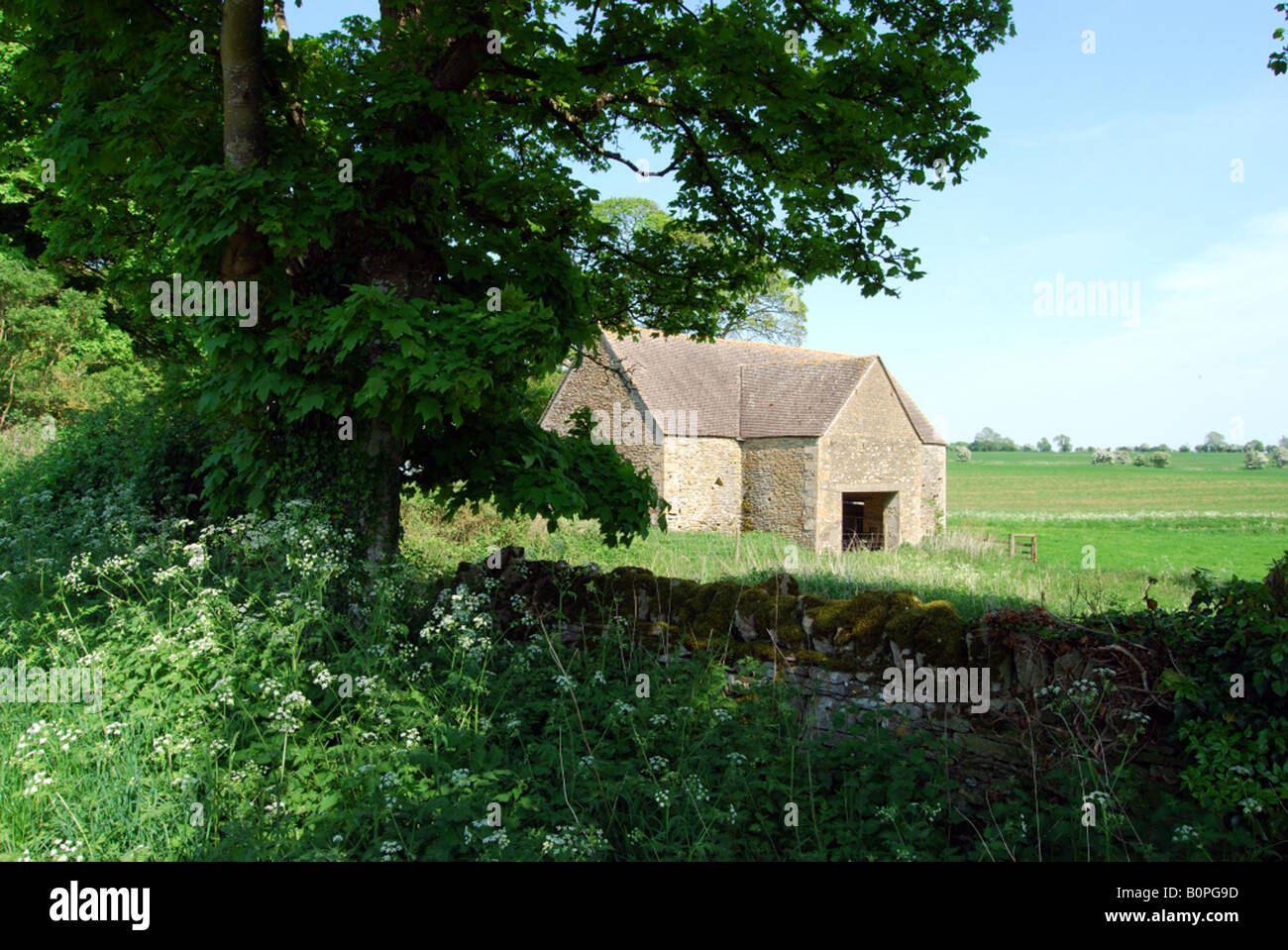 Cotswold stone barn buildings hi-res stock photography and images - Alamy
