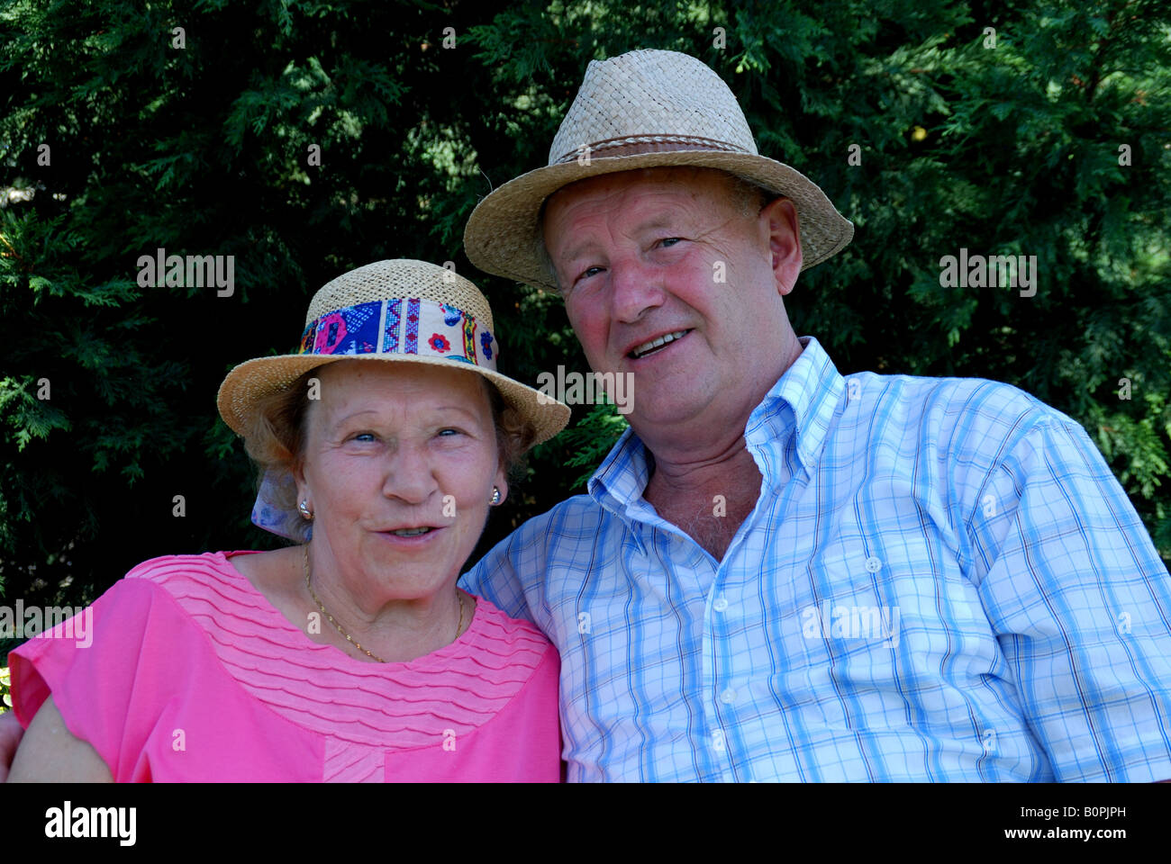 Old couples sitting hi-res stock photography and images - Alamy
