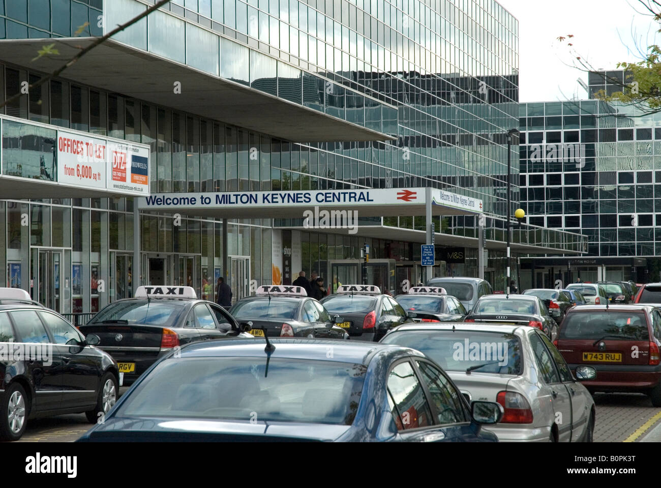 Milton keynes central railway station hi-res stock photography and ...