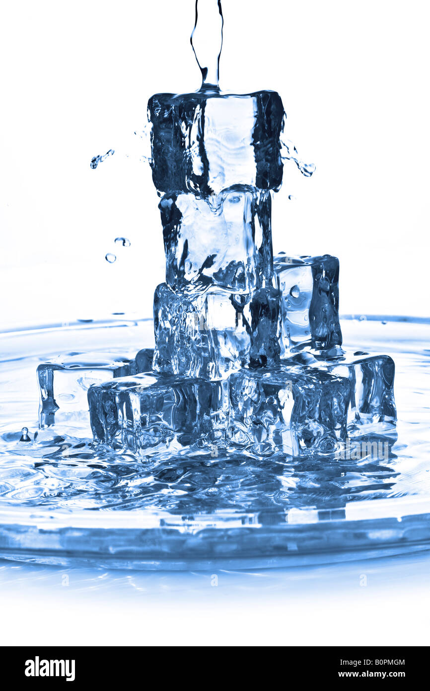 Pouring ice cubes hi-res stock photography and images - Alamy