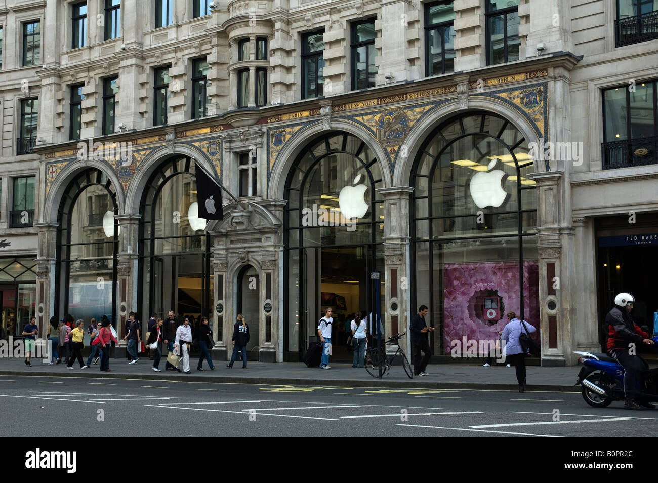 The APPLE(Mac) Store in London's Regent Street Stock Photo - Alamy