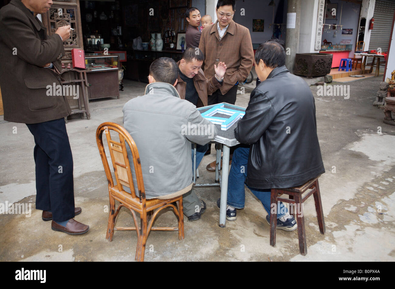 Men playing mahjong in Chengdu Stock Photo - Alamy
