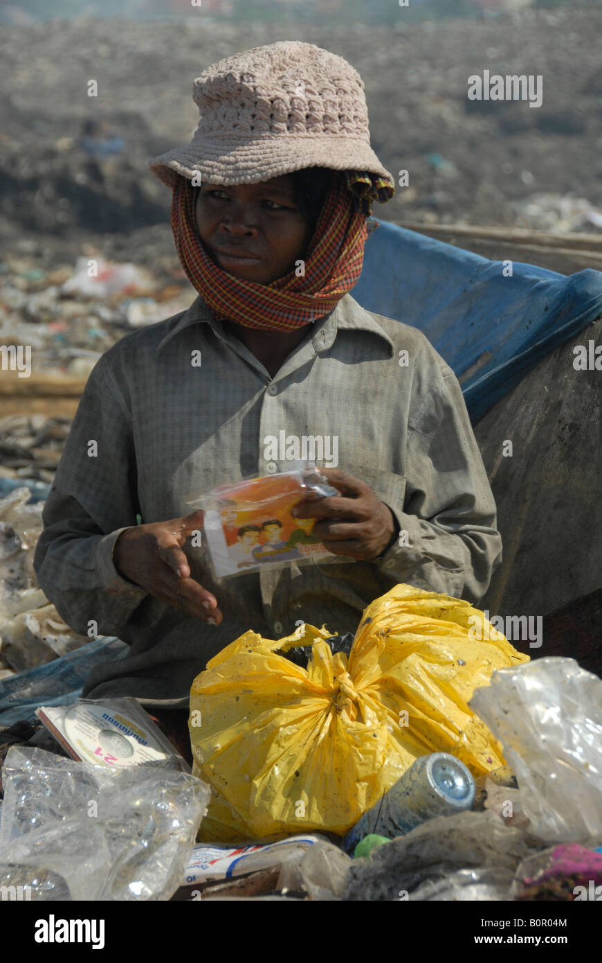 khmer garbage scavengers at phnom penh dumpsite, phnom penh, cambodia ...