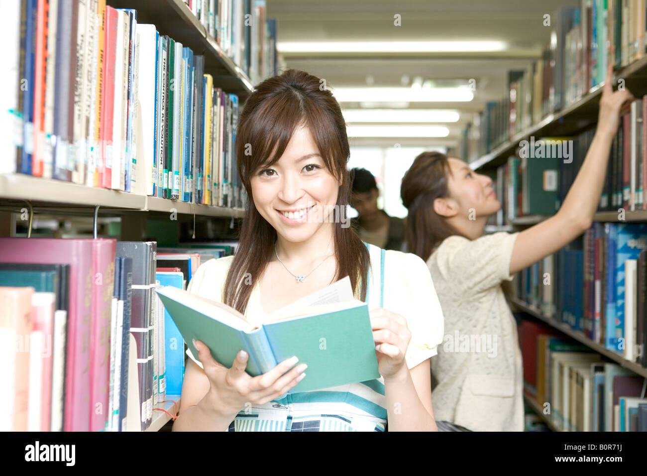 Students in library Stock Photo - Alamy