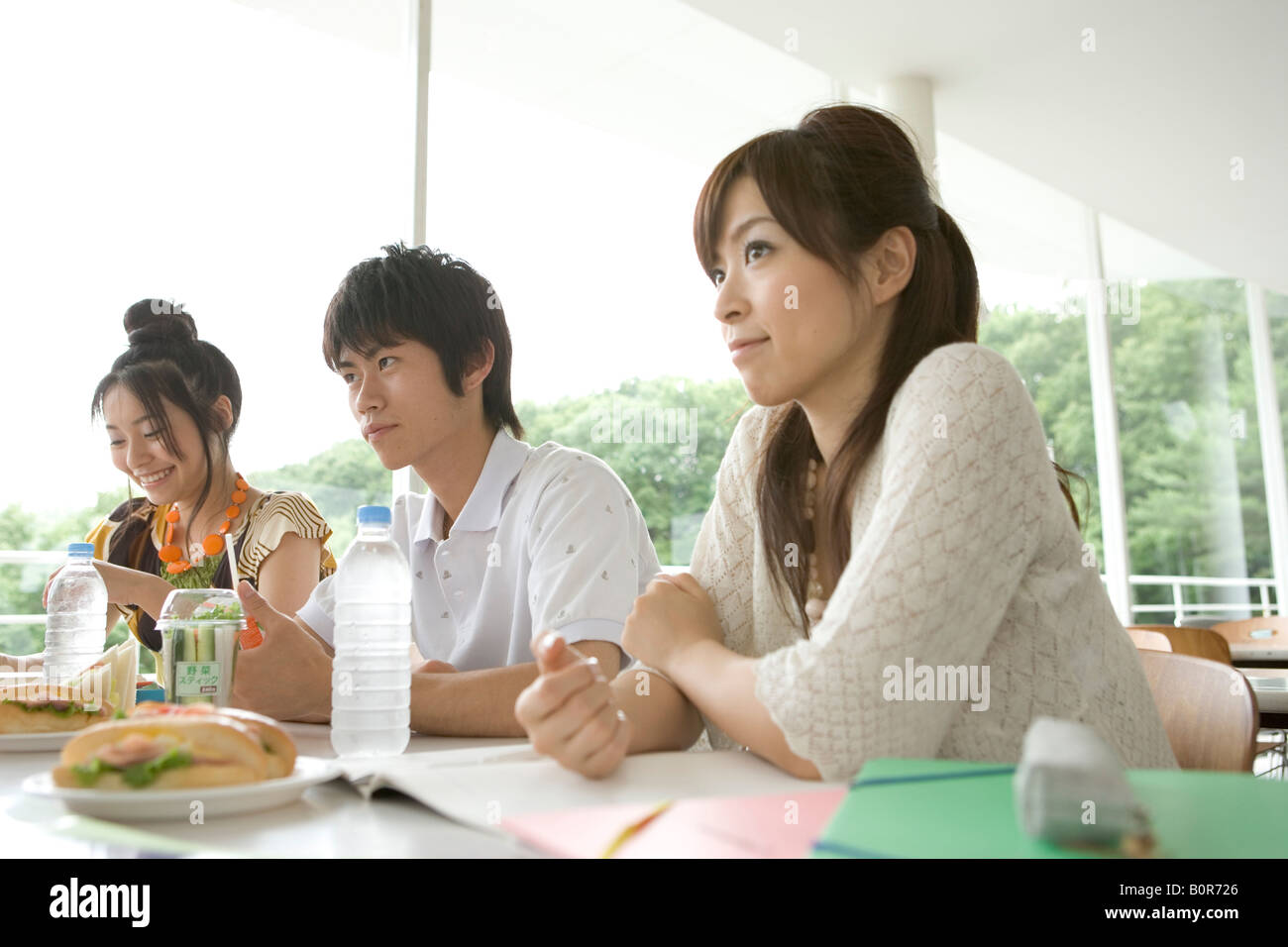 Students eating lunch at cafeteria hi-res stock photography and images ...