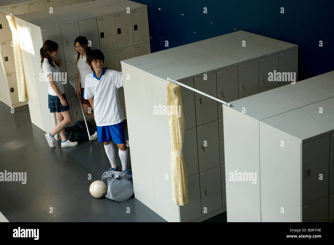 Two teenage boys in school at locker hi-res stock photography and ...