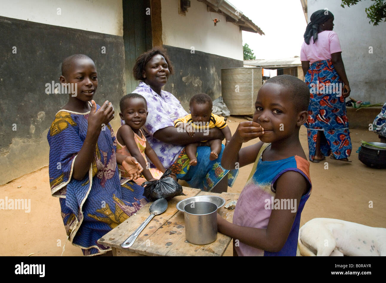 Children eating together africa hi-res stock photography and images - Alamy