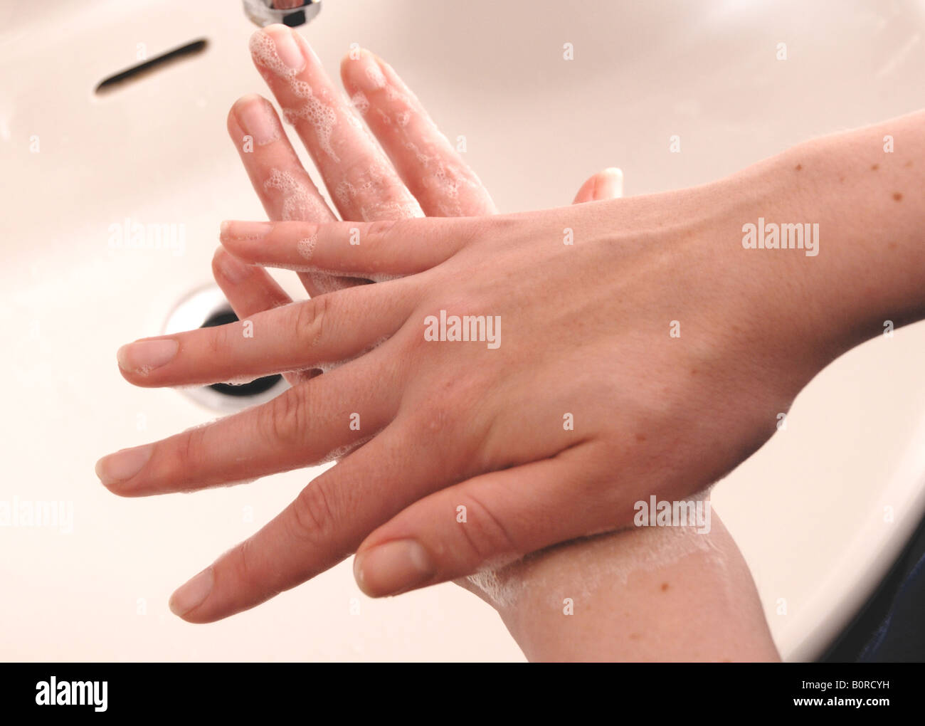 Handwashing - cleaning the back of the hand Stock Photo - Alamy