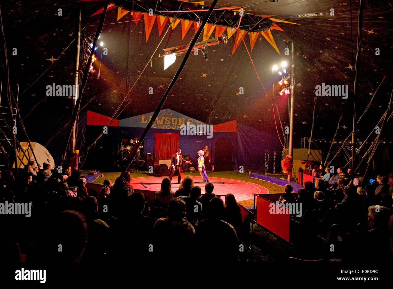 Circus big top crowd hi-res stock photography and images - Alamy