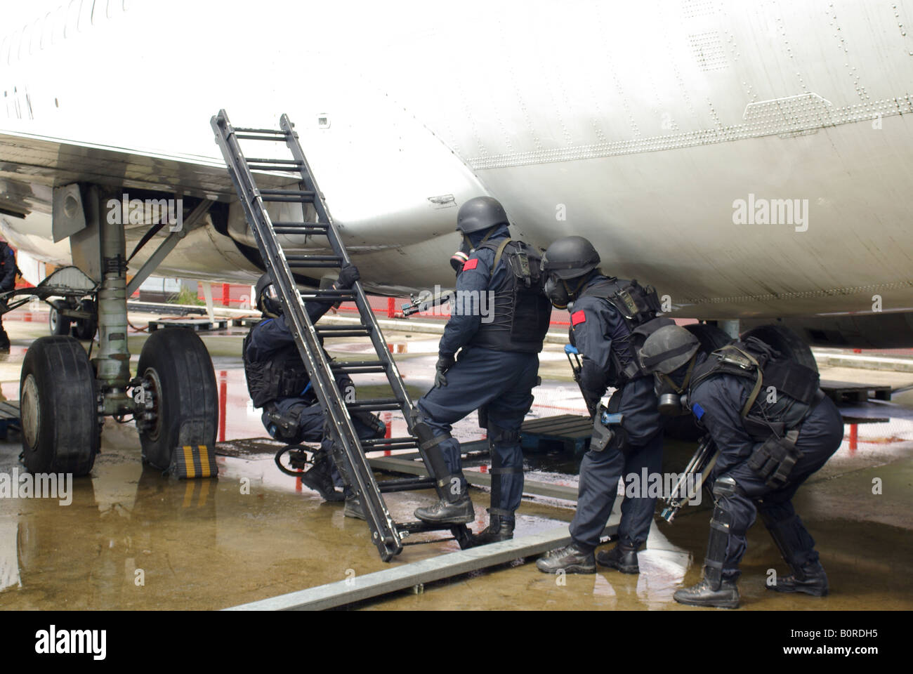 Police Dynamic Intervention Team preparing to raid aircraft Stock Photo ...