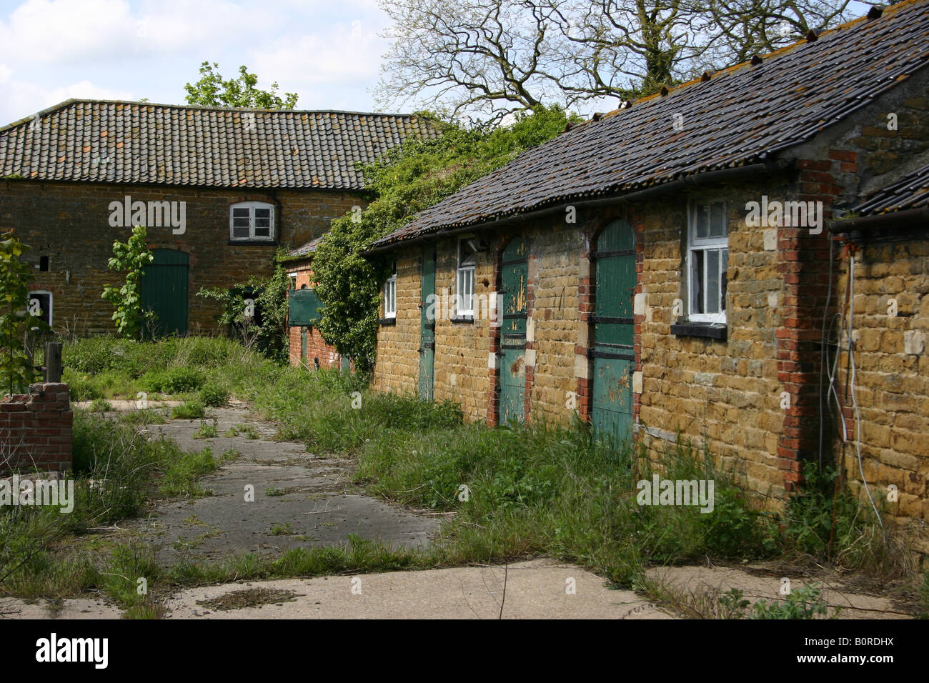 Abandoned farm buildings on a U.K. farm Stock Photo - Alamy