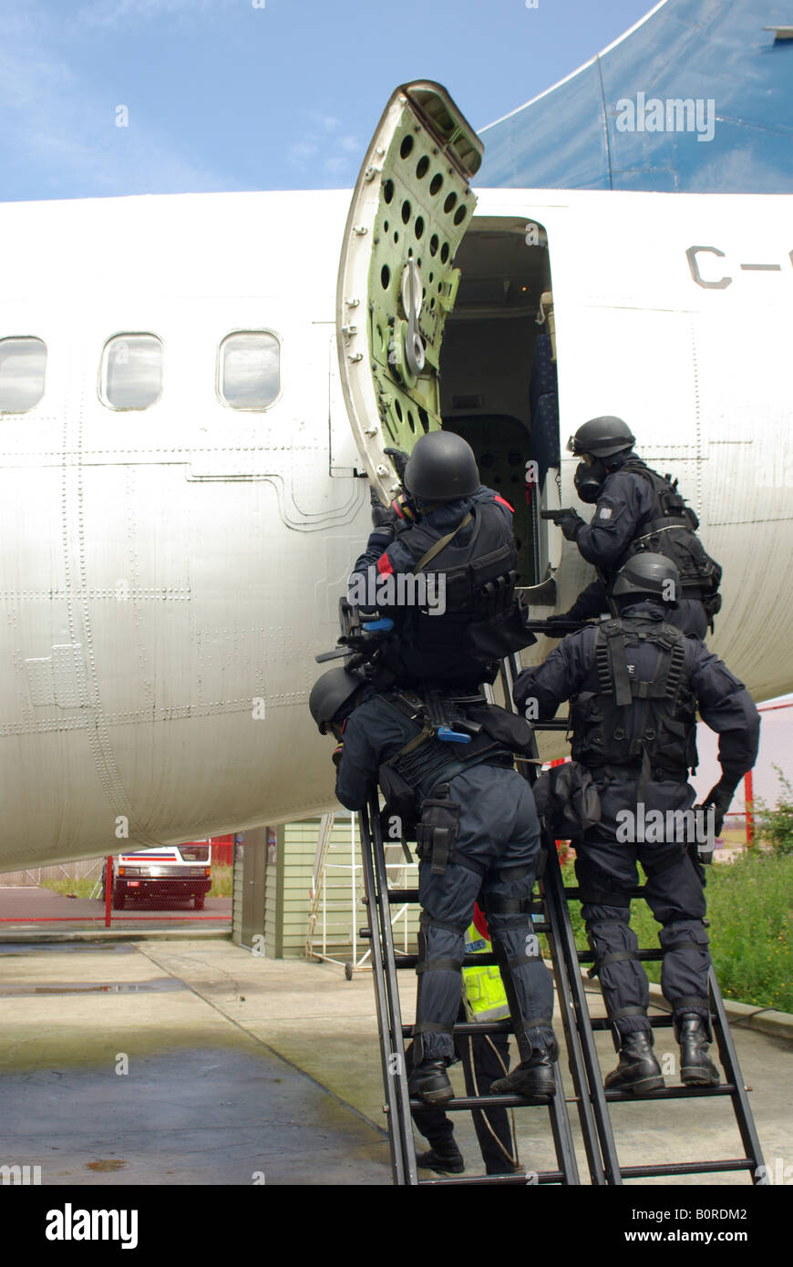 Police Dynamic Intervention Team raiding aircraft Stock Photo - Alamy