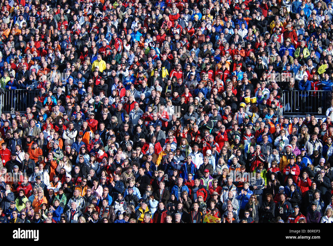 Stadium spectators hi-res stock photography and images - Alamy