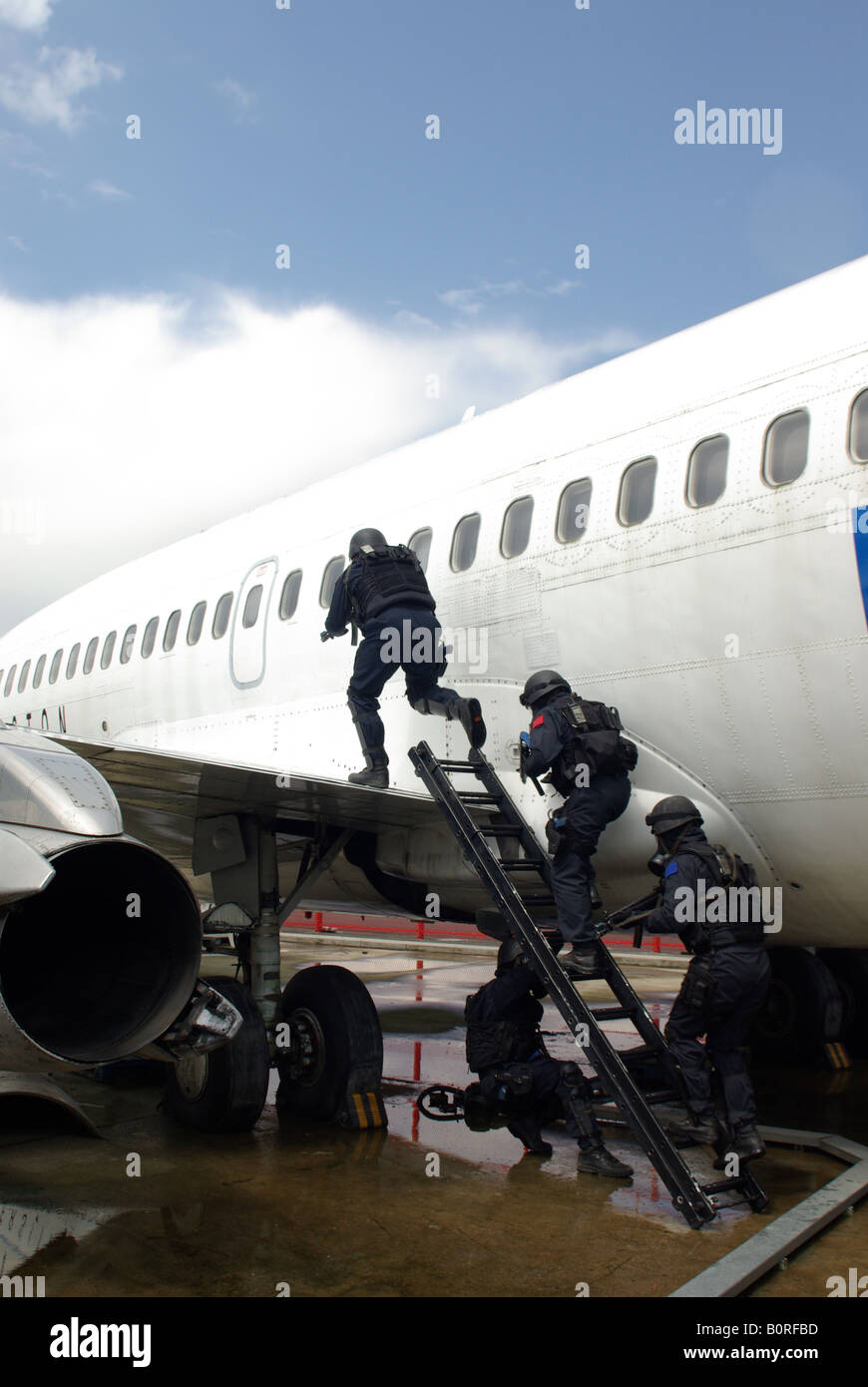 Police Dynamic Intervention Team preparing to raid aircraft Stock Photo ...