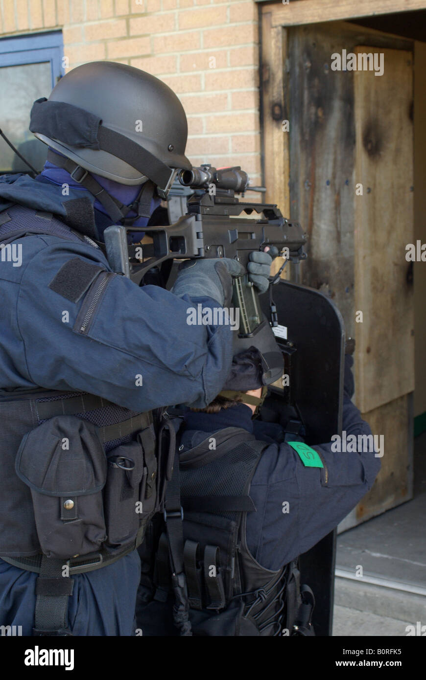 Police Firearms Team preparing to enter building Stock Photo - Alamy