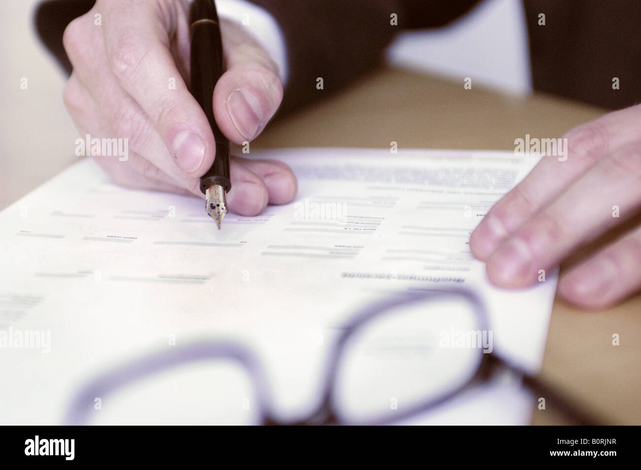 Signing a contract hi-res stock photography and images - Alamy