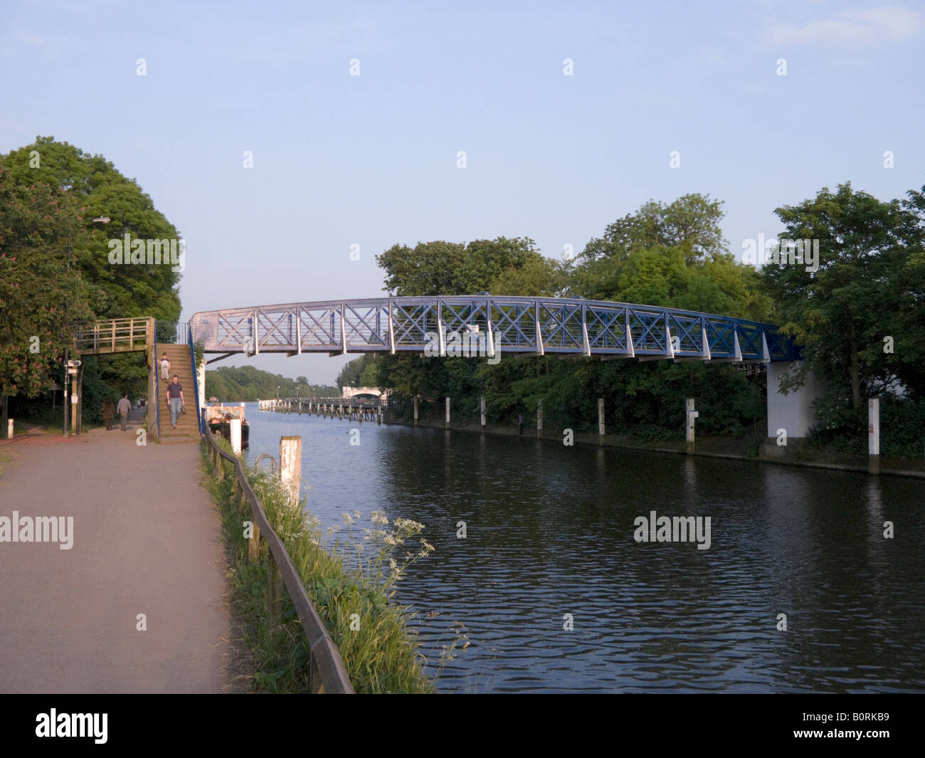 Teddington Lock Footbridge over the Thames and riverside path at ...