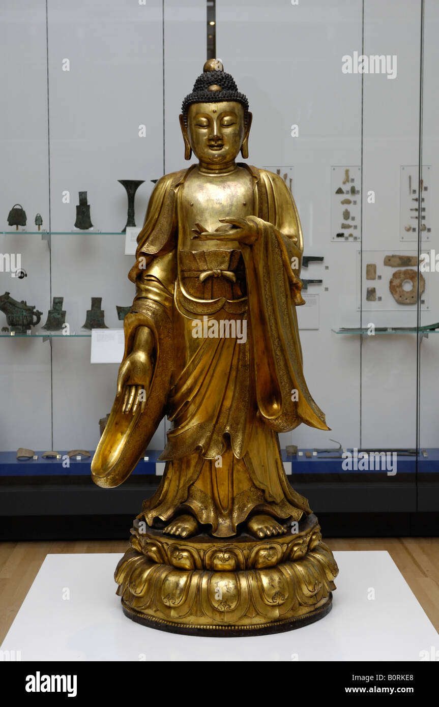 Standing golden buddha sculpture hi-res stock photography and images ...