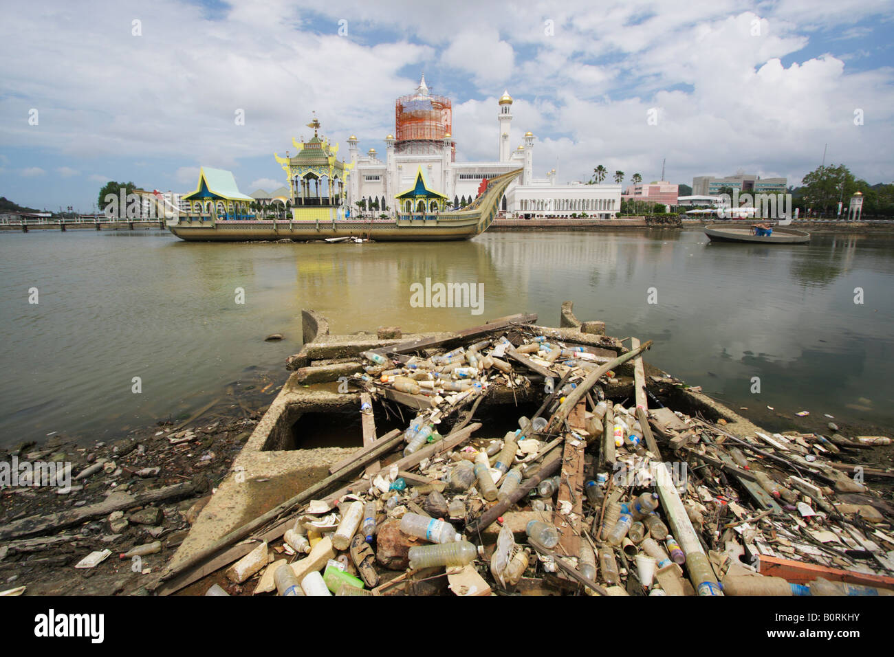 Rubbish In Front Of Omar Ali Saifuddien Mosque, Brunei Stock Photo - Alamy