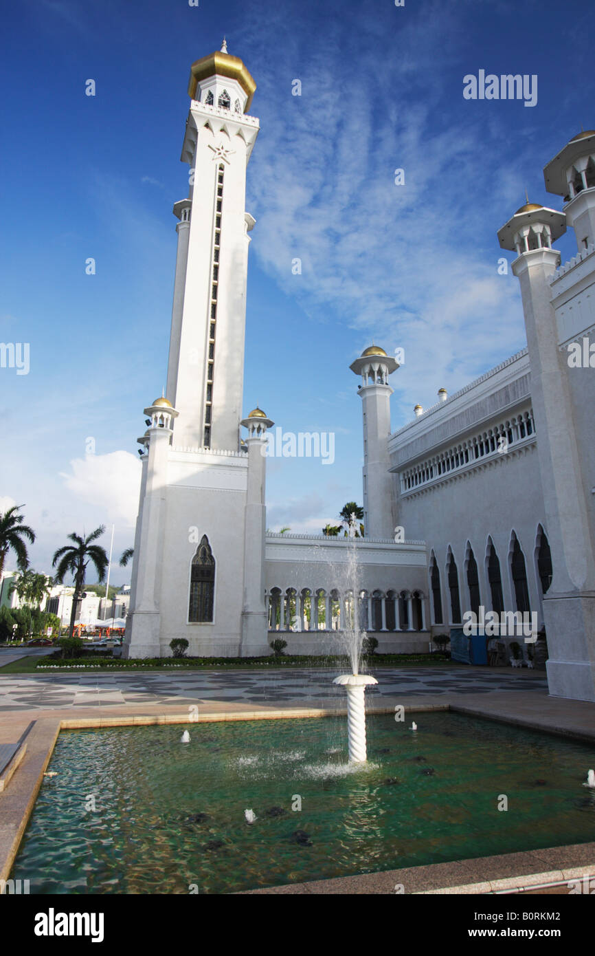 Omar Ali Saifuddien Mosque, Brunei Stock Photo - Alamy