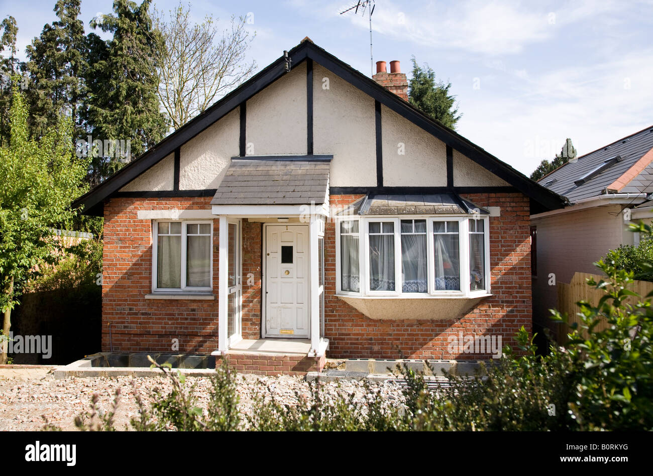 Bungalow home in Lower Sunbury, Surrey Stock Photo - Alamy