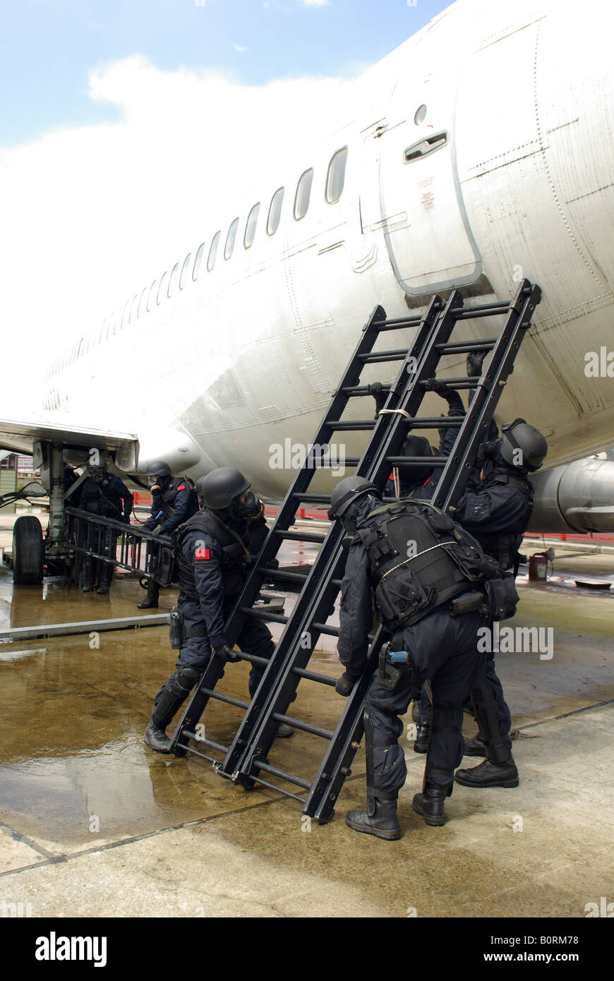 Police Dynamic Intervention Team preparing to raid aircraft Stock Photo ...