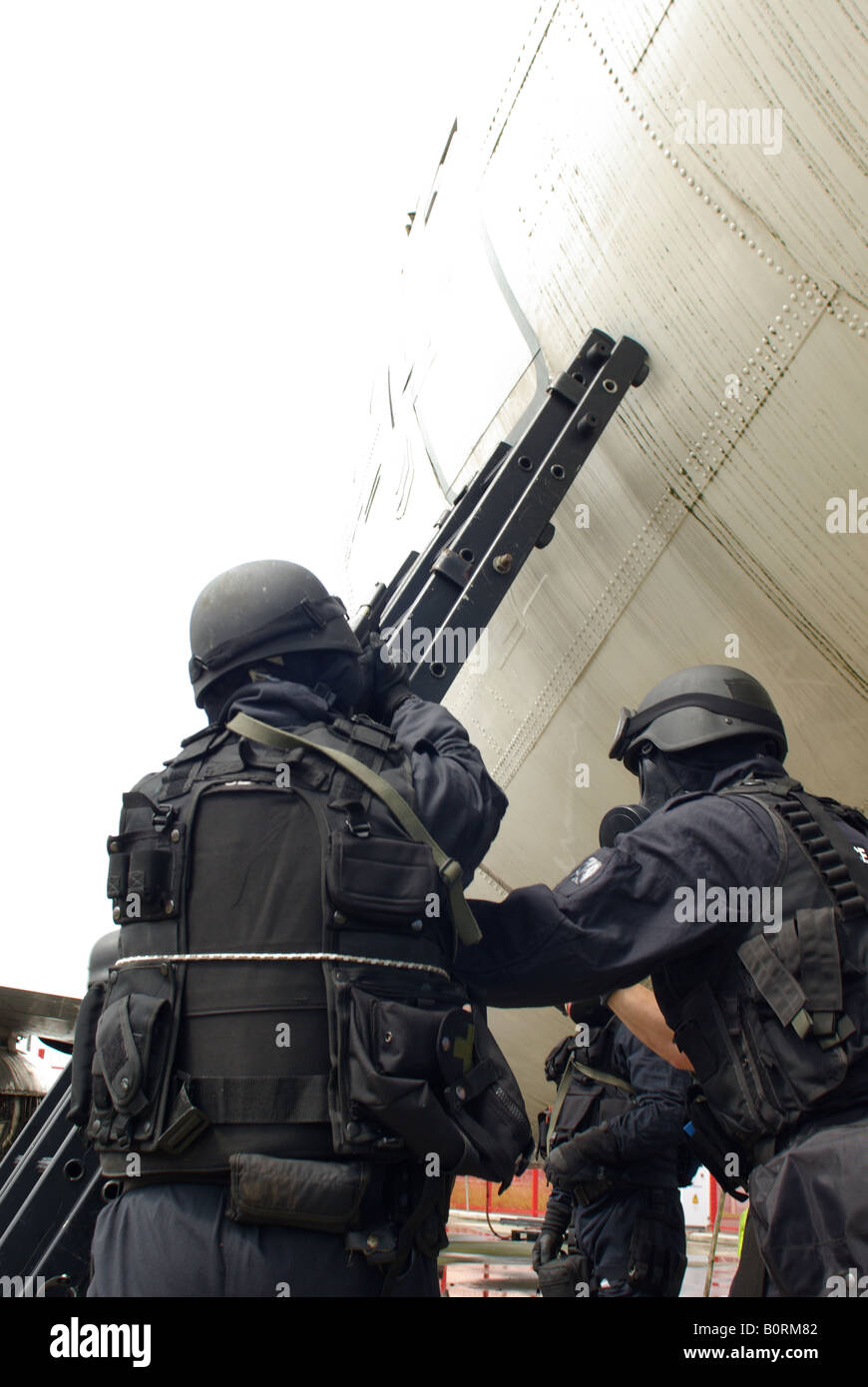 Police Dynamic Intervention Team preparing to raid aircraft Stock Photo ...