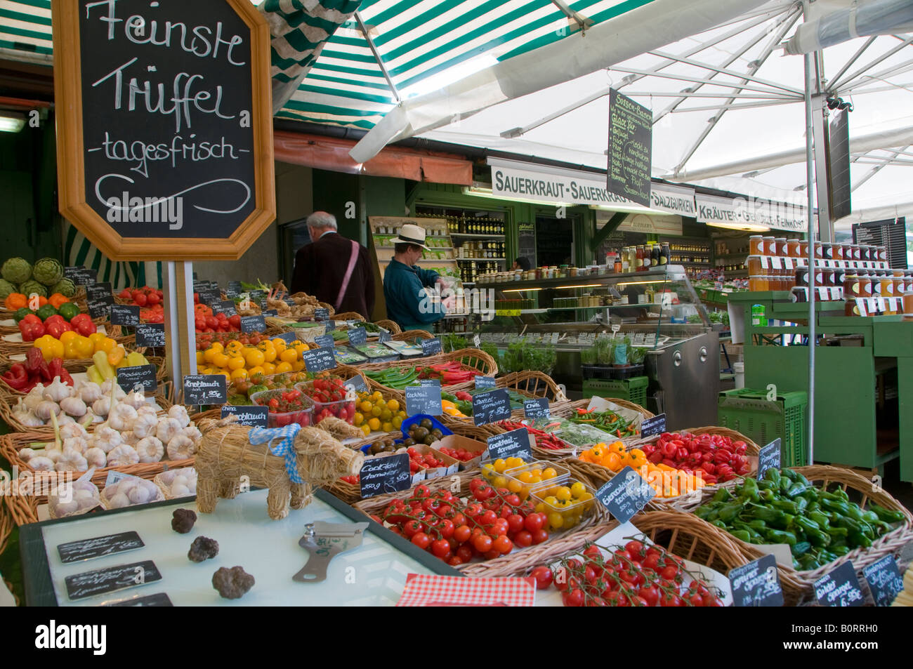 Vegetable stall in Viktualienmarkt market, in the city of Munich ...