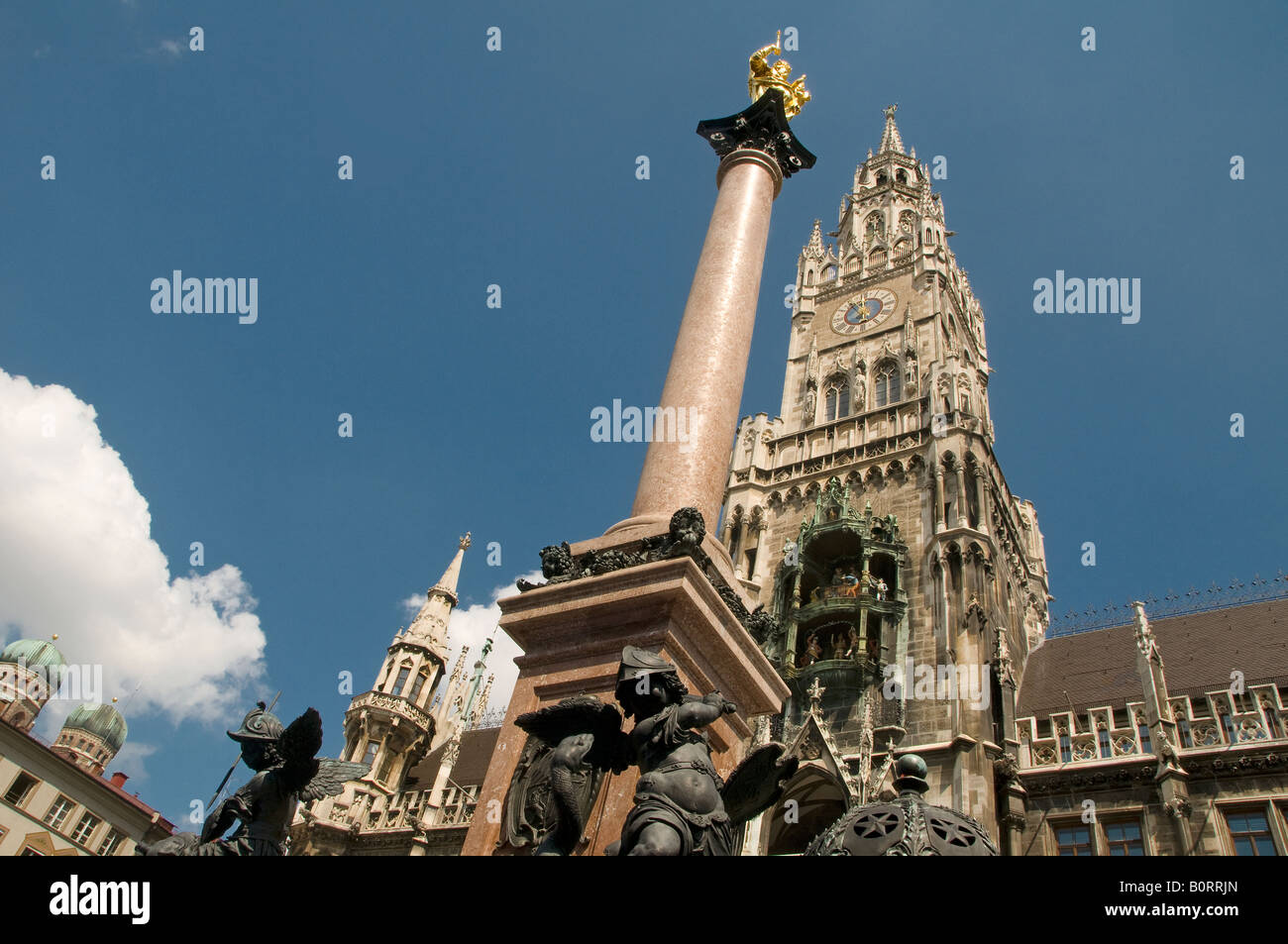 Statue of Virgin Mary with Neues Rathaus Mariensaeule tower in ...