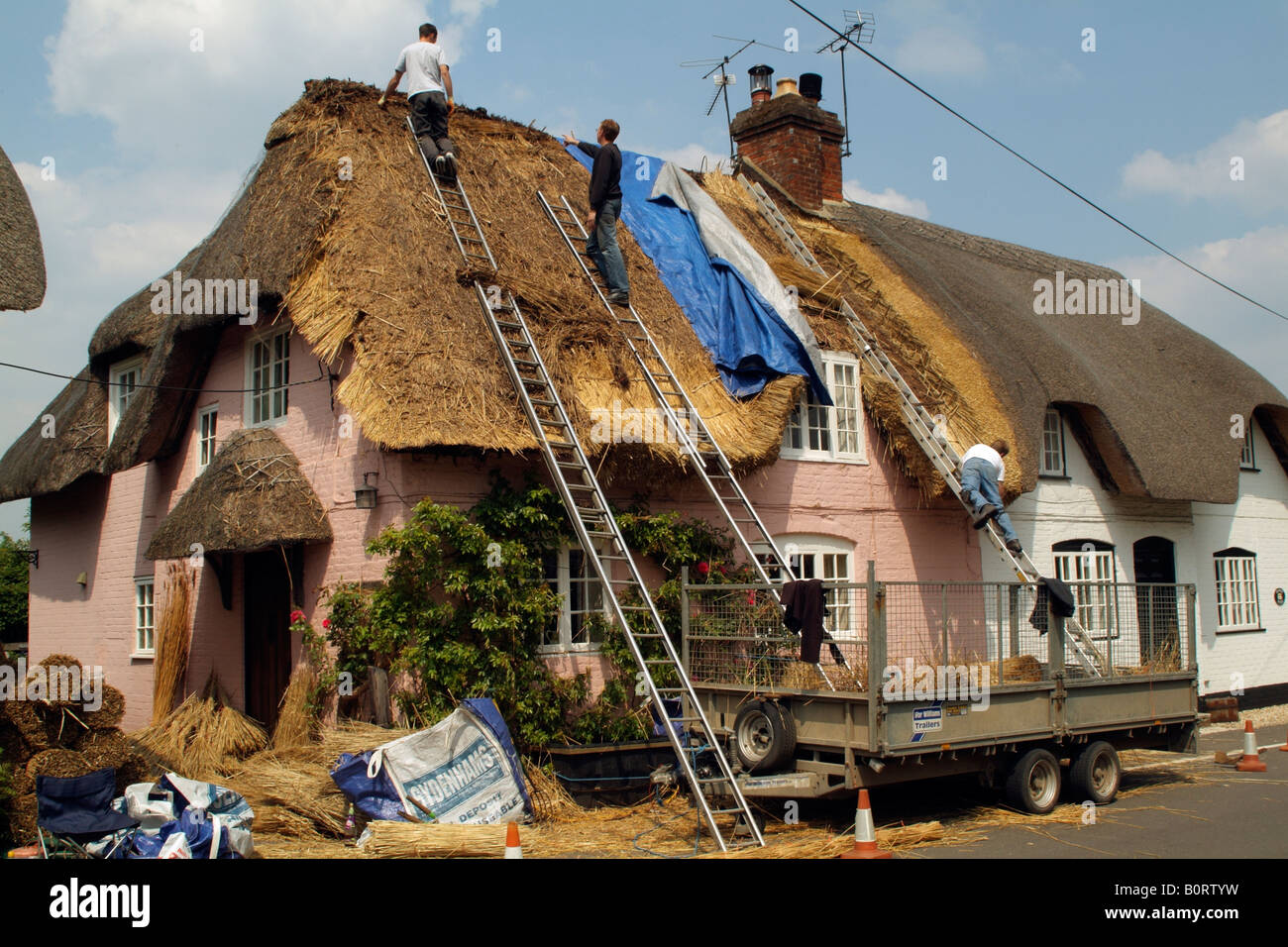 Thatcher reed roof house hi-res stock photography and images - Alamy