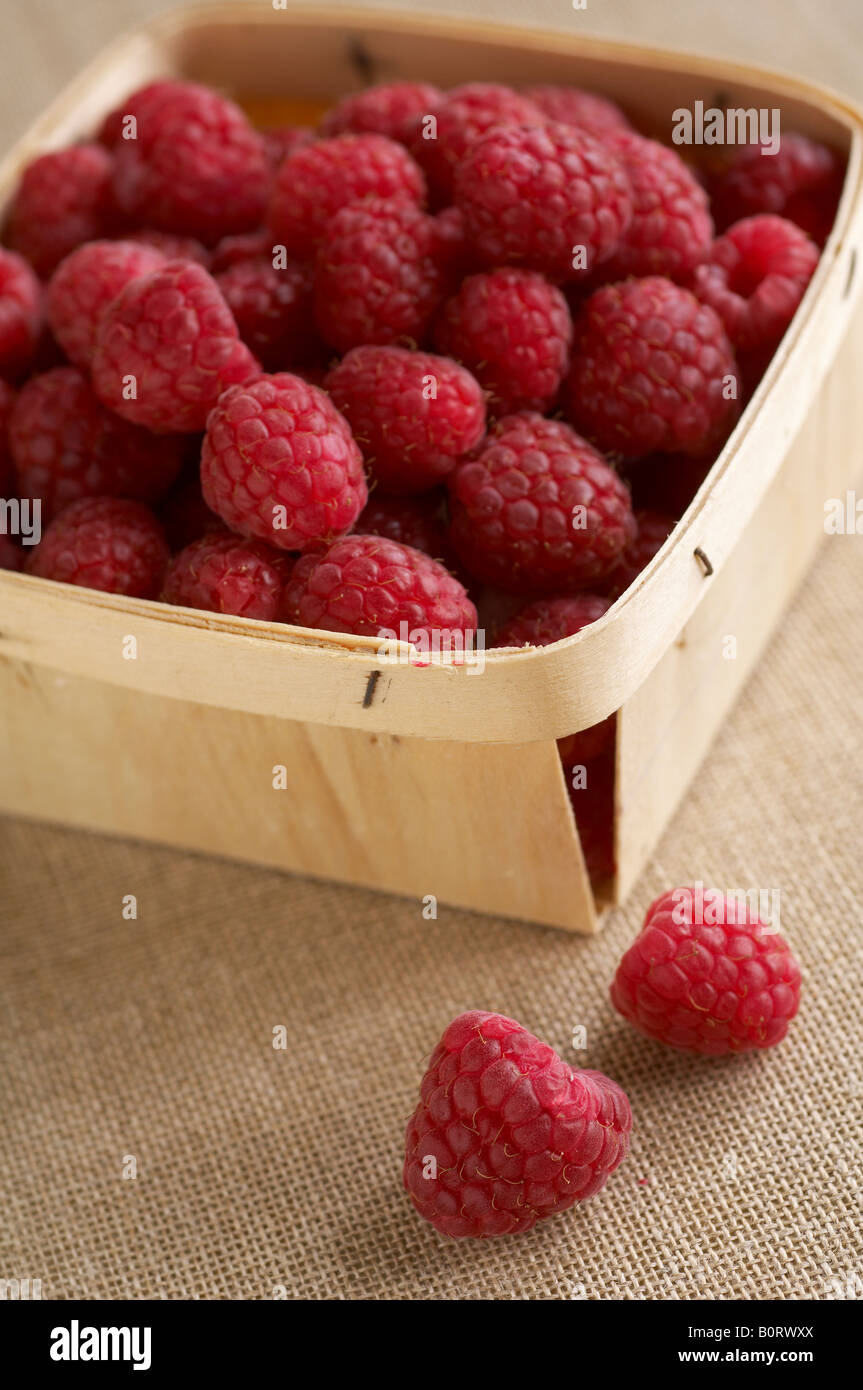 Punnet of fresh raspberries on jute cloth Stock Photo - Alamy