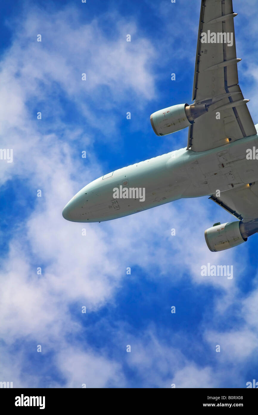 Aircraft taking off close up hi-res stock photography and images - Alamy