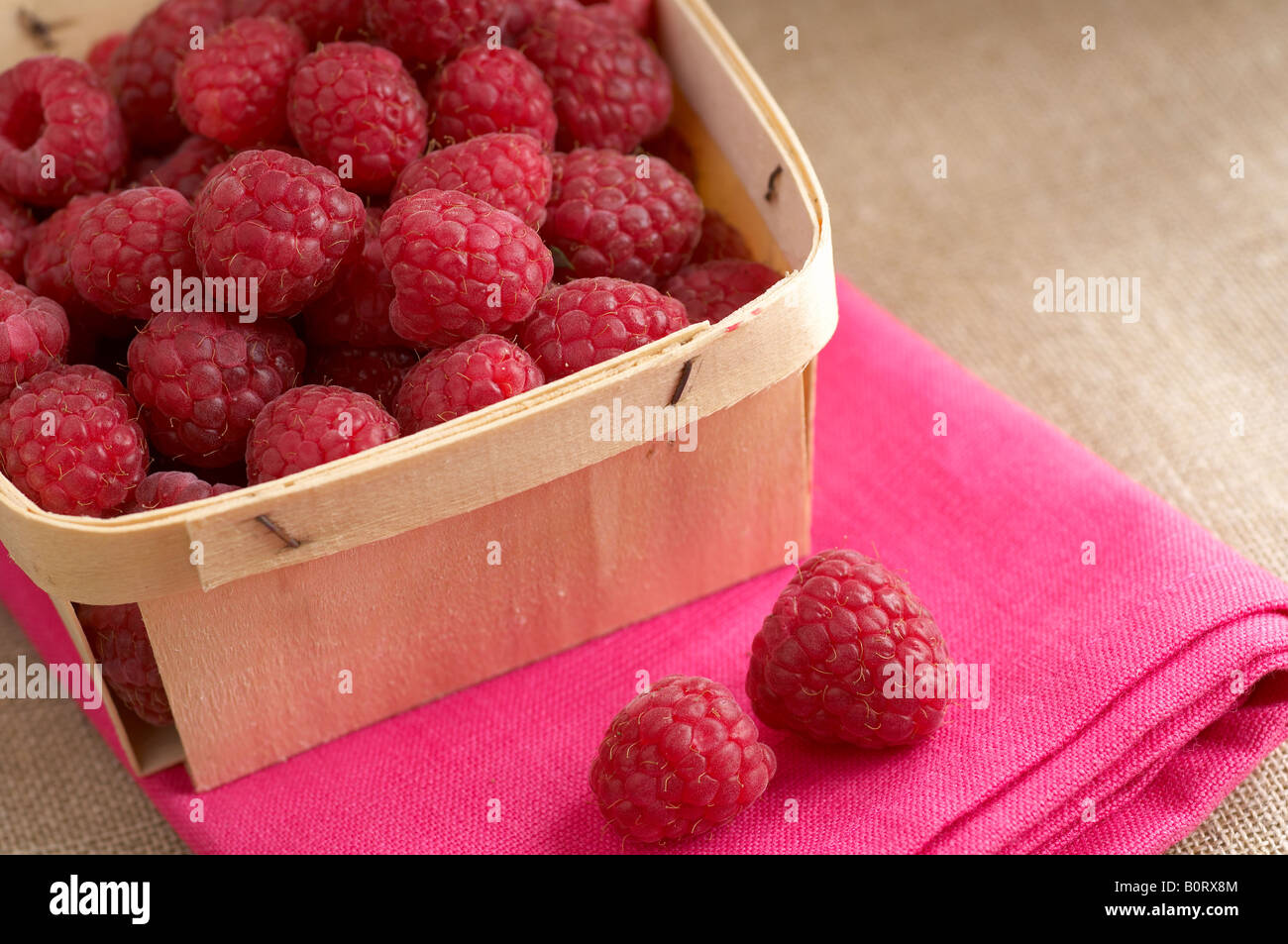 Punnet of fresh raspberries on jute cloth Stock Photo - Alamy