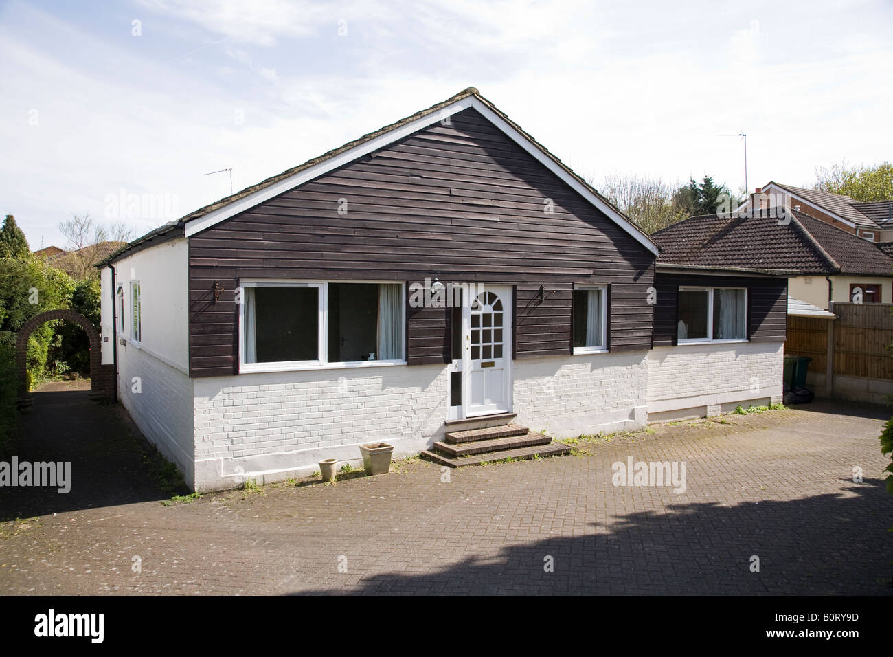 Bungalow home in Lower Sunbury, Surrey Stock Photo - Alamy