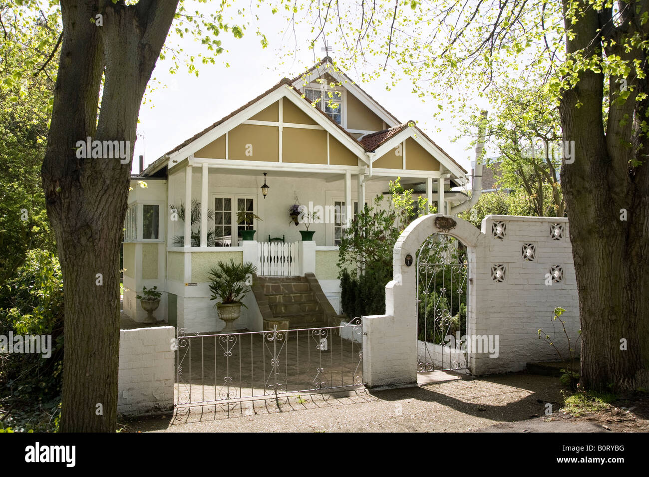Superior bungalow home in Lower Sunbury, Surrey Stock Photo - Alamy
