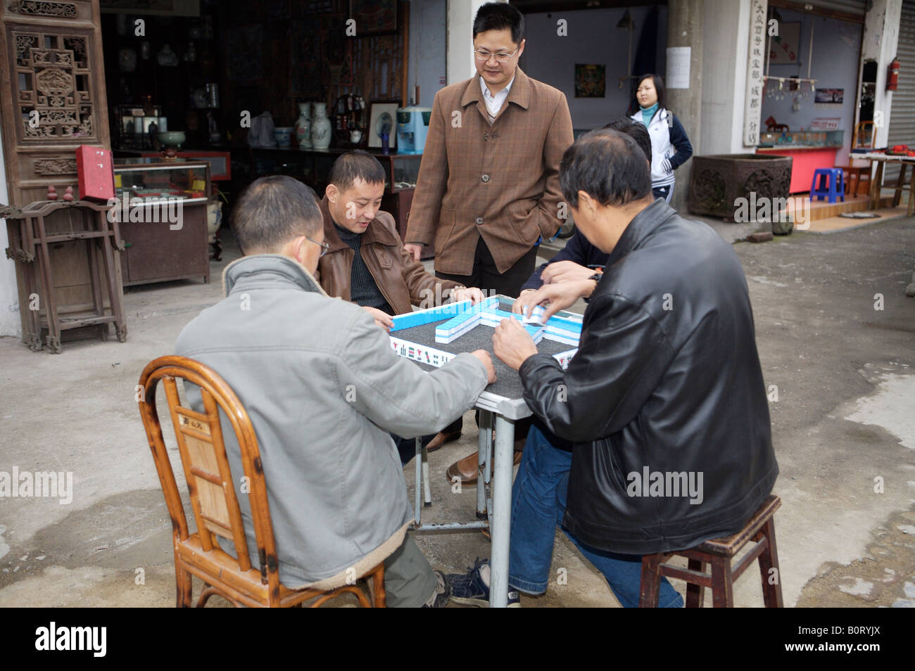 Men playing mahjong in Chengdu Stock Photo - Alamy