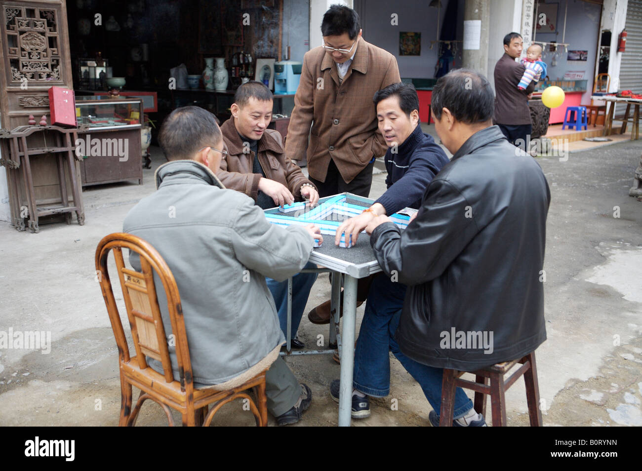 Men playing mahjong in Chengdu Stock Photo - Alamy