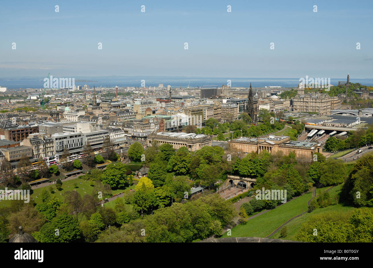 Aerial edinburgh castle hi-res stock photography and images - Alamy