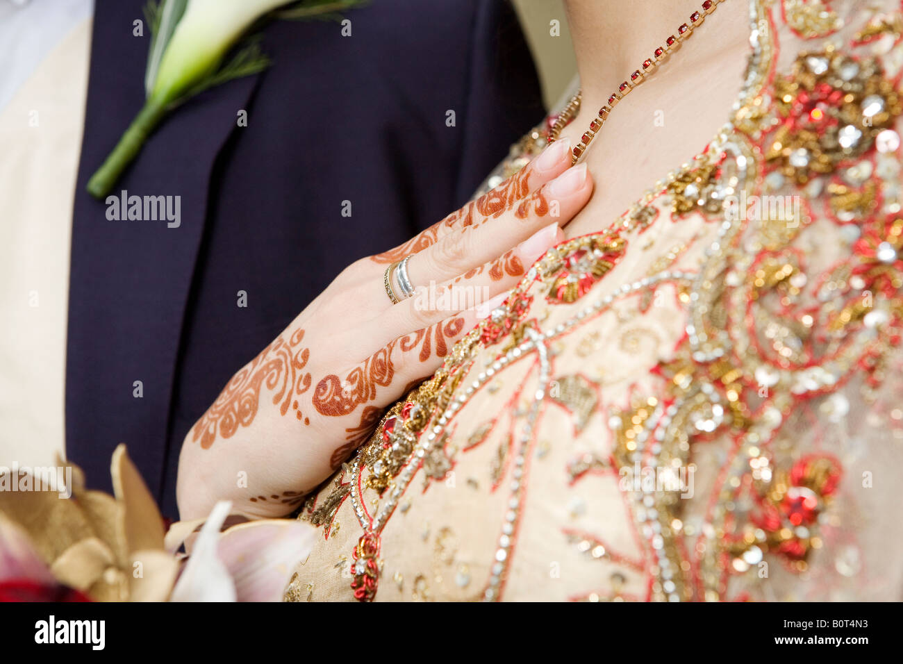 Henna tattoos on the hand of a female Indian bride Stock Photo - Alamy